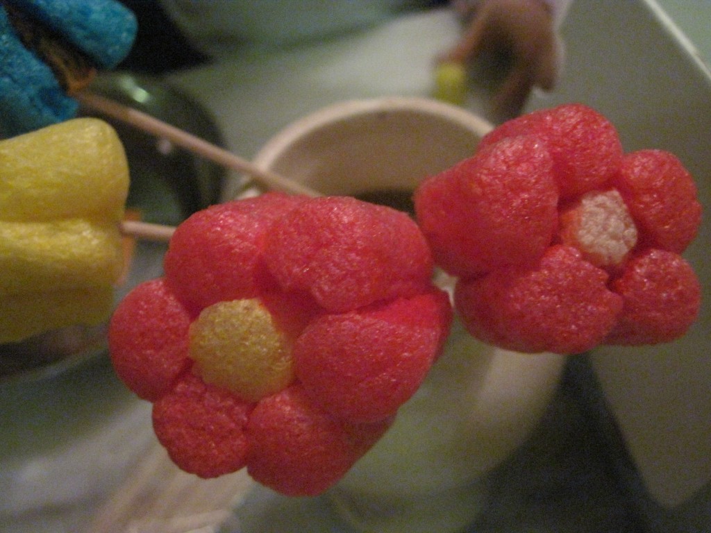 Fleurs playmaïs et fleurs papier | La maternelle et le CP à la maison